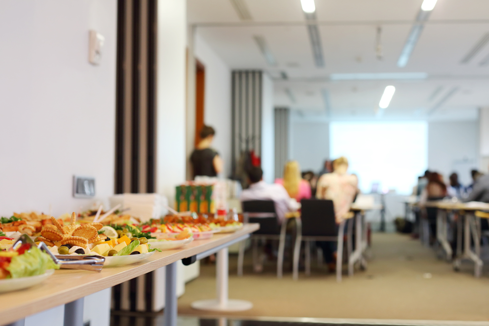 Comment réussir une conférence walking dinner ? | Faiences moustiers